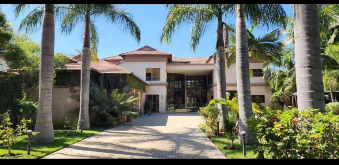 👑 LUXURY ESTATE! Executive 6-Bedroom House with Pool in Prime ...