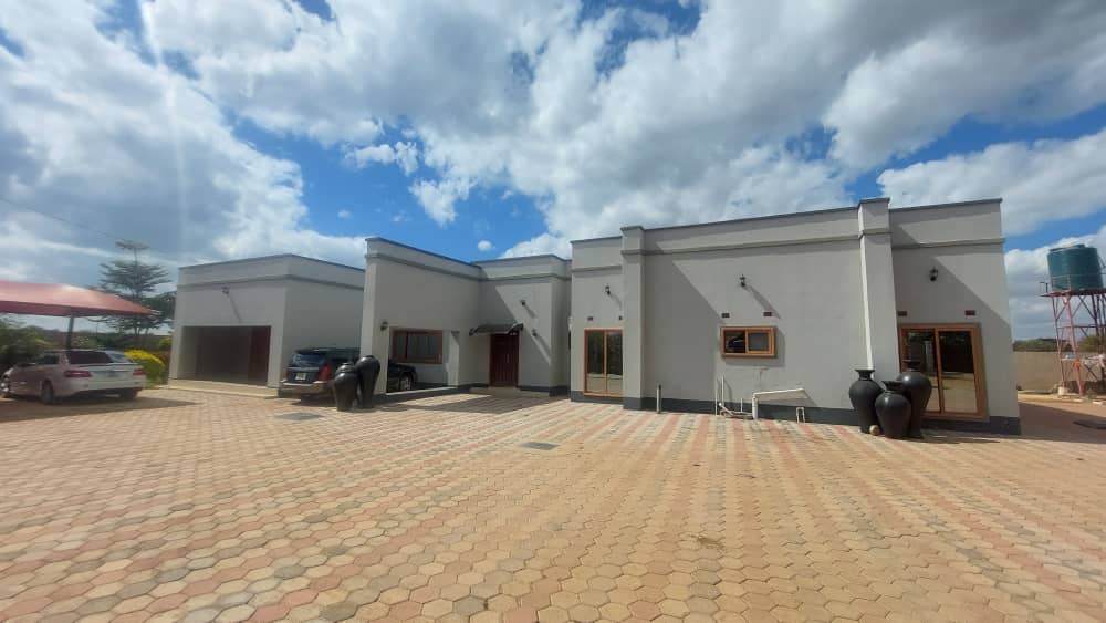 LUXURY ESTATE ON 1 ACRE! High-End 5-Bedroom Residence in 9 Miles ...